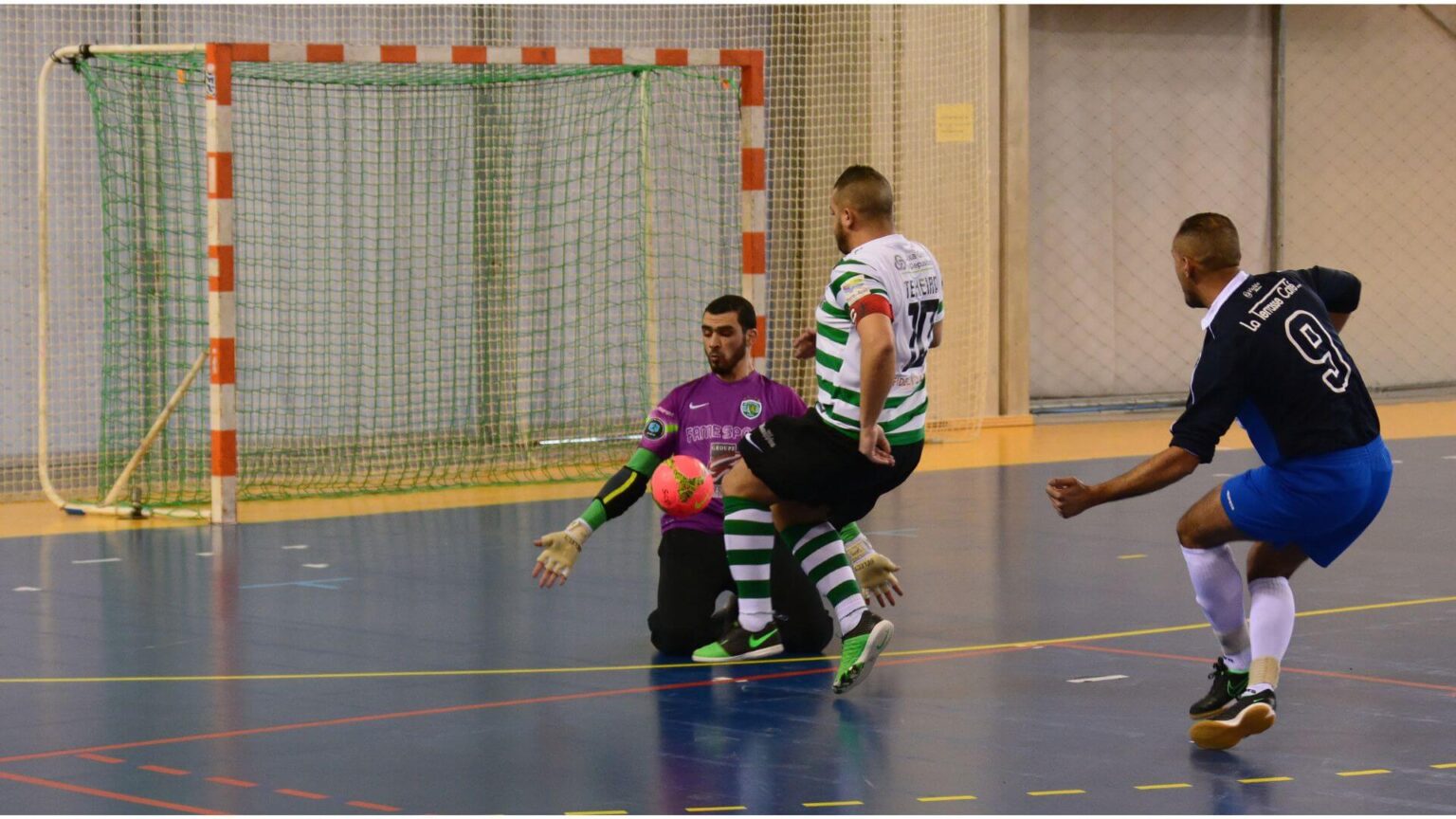 How To Play Goalie In Indoor Soccer? 9 Strategies (2023